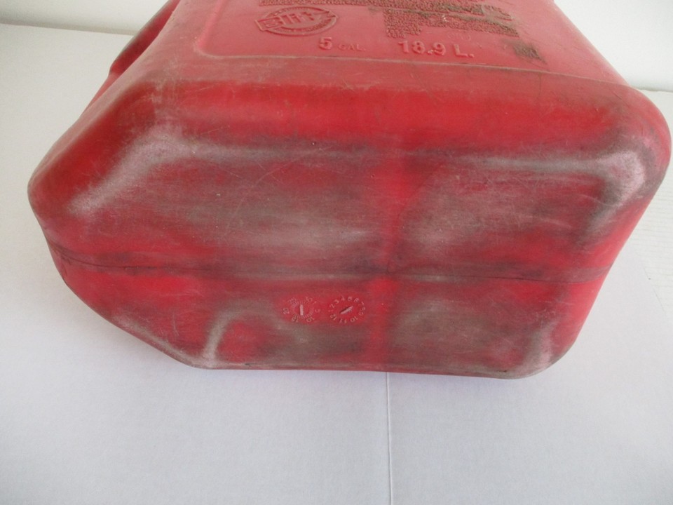 PRE BAN 5 GAL GALLON PLASTIC BLITZ GAS CAN VENTED EASY POUR FUEL JUG NO ...