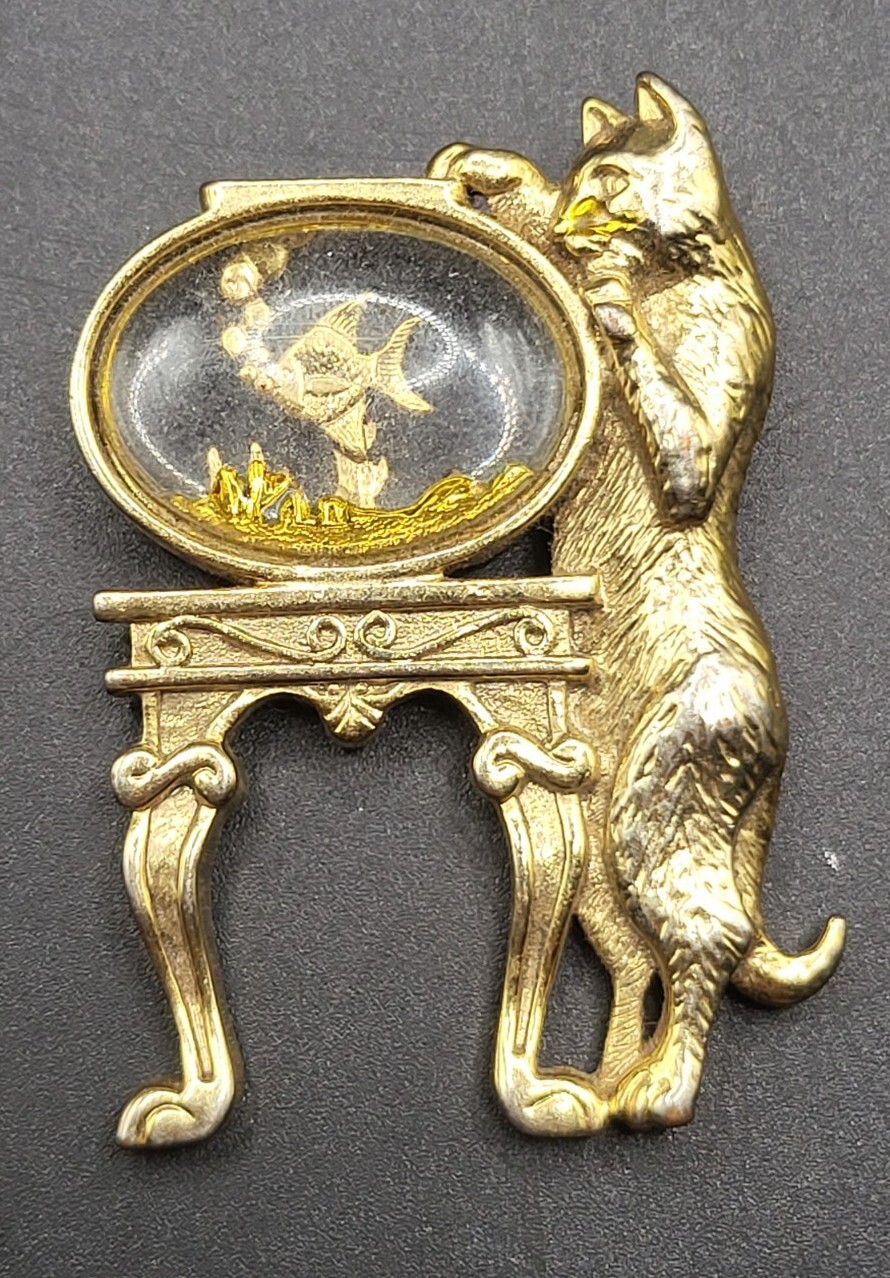 Vintage 1928 Gold Tone Cat Grabbing Fish Lucite Bowl … - Gem