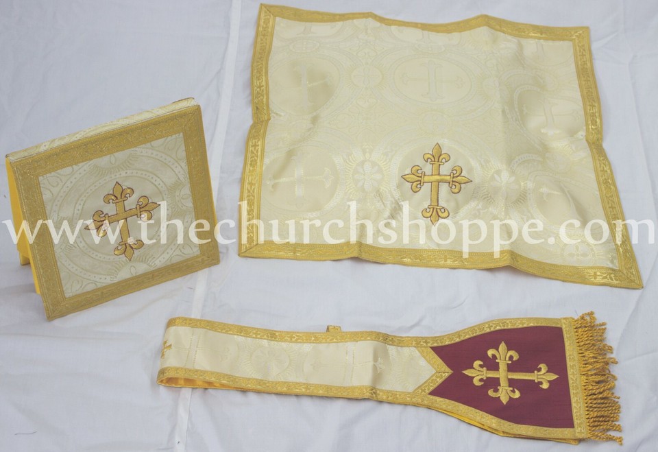Chasuble Fiddleback Romano In Oro E Set Di Messa Con Ricamo Dei Tre ...