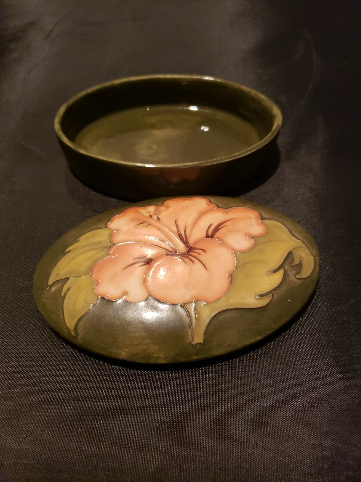 MOORCROFT SMALL HIBISCUS LID AND BOWL POTTERS TO THE LATE QUEEN MARY | eBay