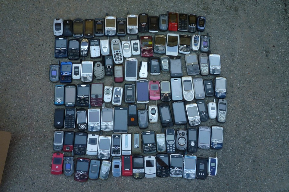 Lot of 103 Assorted Cell Phones Gold Scrap Recovery Parts Trade in ...