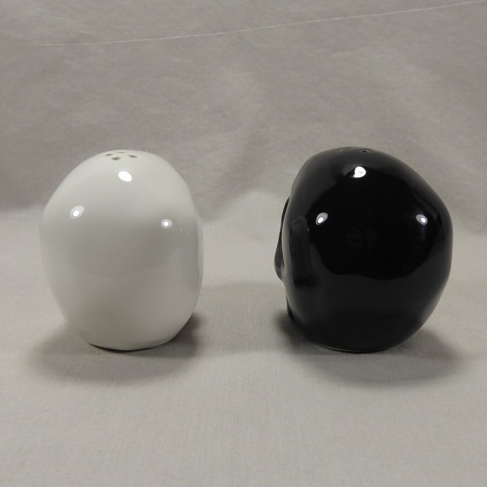 Halloween Skull Salt & Pepper Shakers Black White Ceramic Skeleton ...
