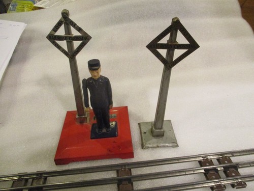 LIONEL 1045 AUTOMATIC FLAGMAN / GATEMAN / WORKS & A Railroad Crossing sign | eBay