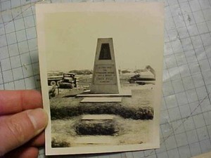 ORIGINAL WWII PHOTO - ERNIE PYLE GRAVE / MEMORIAL - 77TH DIVISION | eBay