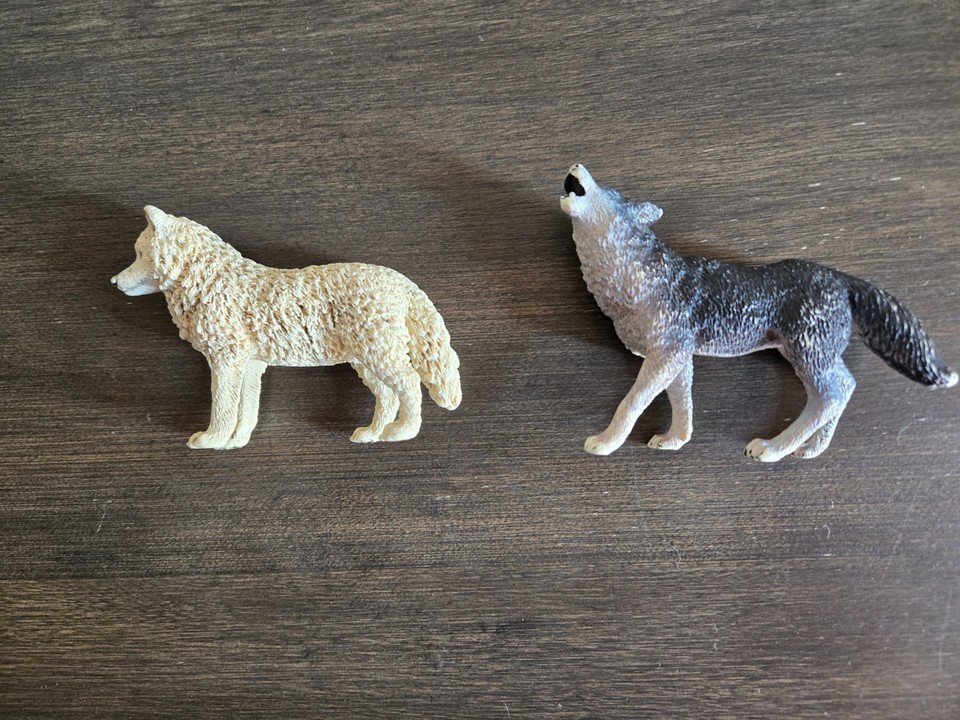 Wild Life White Arctic Wolf Toy Figure Schleich & Safari 2007 Gray Wolf ...