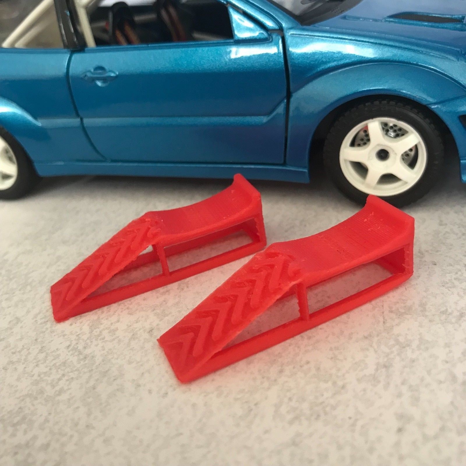 2 x Miniature TOY Car Ramps / Stands for 1:24 scale Diorama Garage Car ...