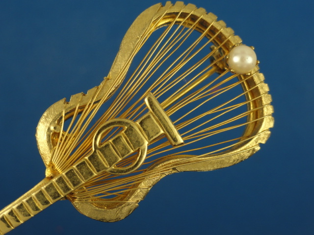 VINTAGE ELABORATE SIGNED BROOKS GUITAR PIN BROOCH w/ FAUX PEARL ~ 2.5 ...