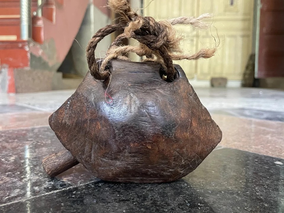 OLD VINTAGE HAND CARVED PRIMITIVE HANGING WOODEN COW BELL, COLLECTIBLE ...