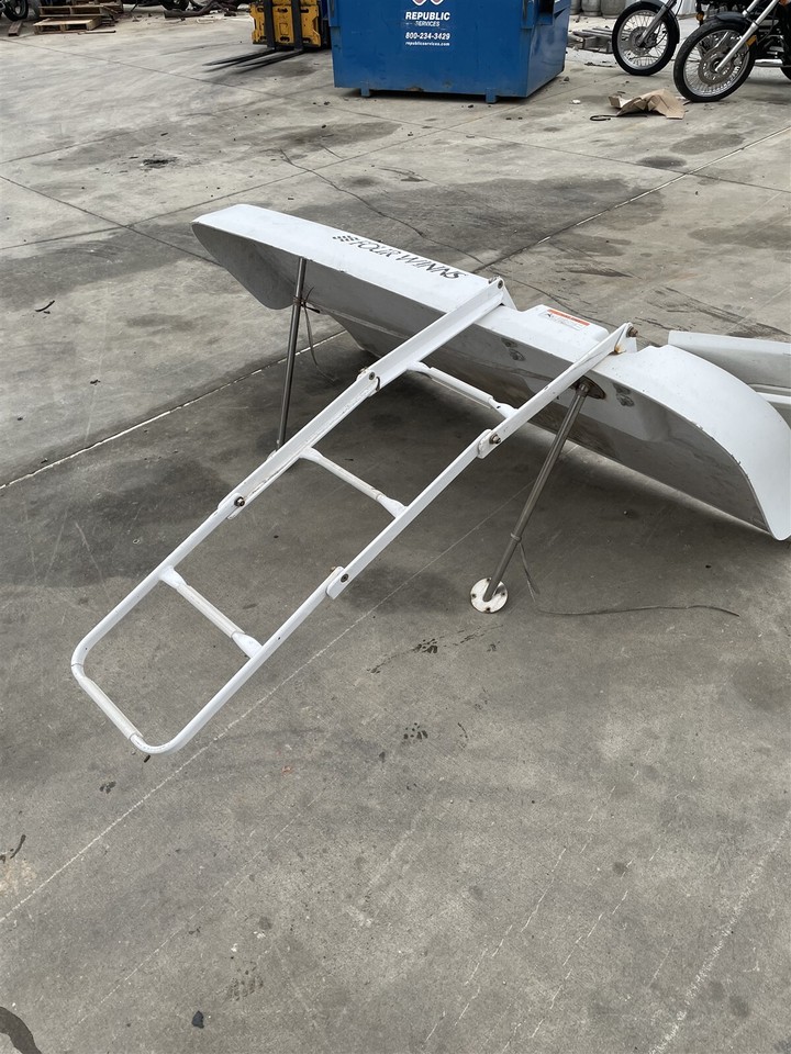03 Four Winns Horizon 200 Boat extended swim platform deck with ladder ...