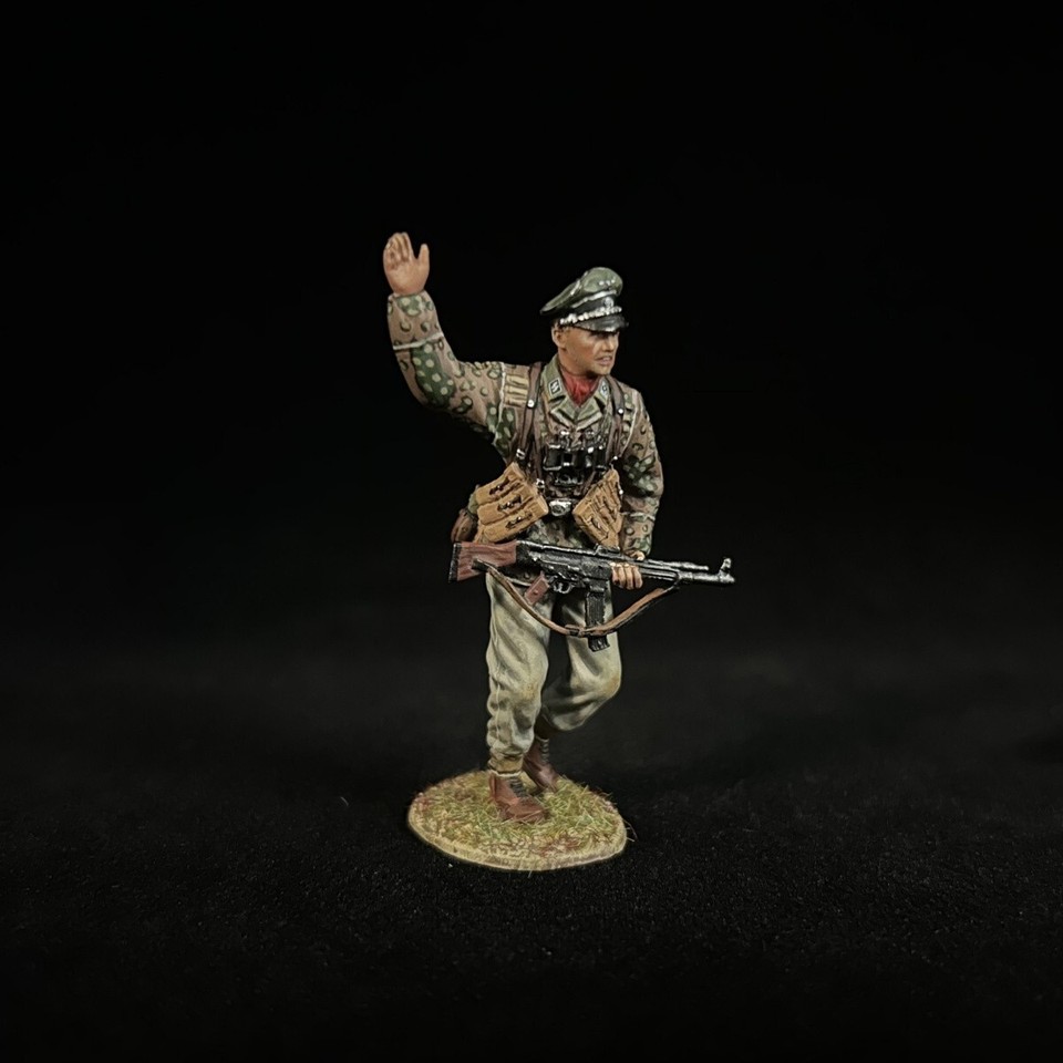 WAR PARK MINIATURES 1:30 WW2 GERMAN NO032 WAFFEN OFFICER CHARGING WITH ...