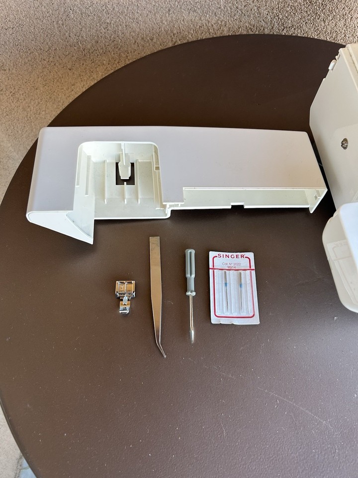 Singer 14SH654 Serger Mechanical Sewing Machine W/Foot Pedal & Extra ...