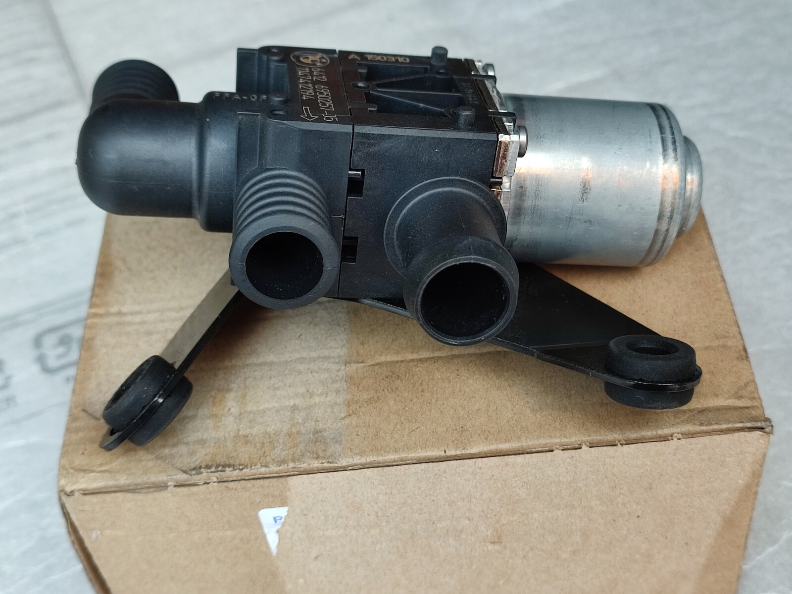 Genuine OEM BMW E70 E71 F15 Switchover Valve With Bracket 64126950257 ...