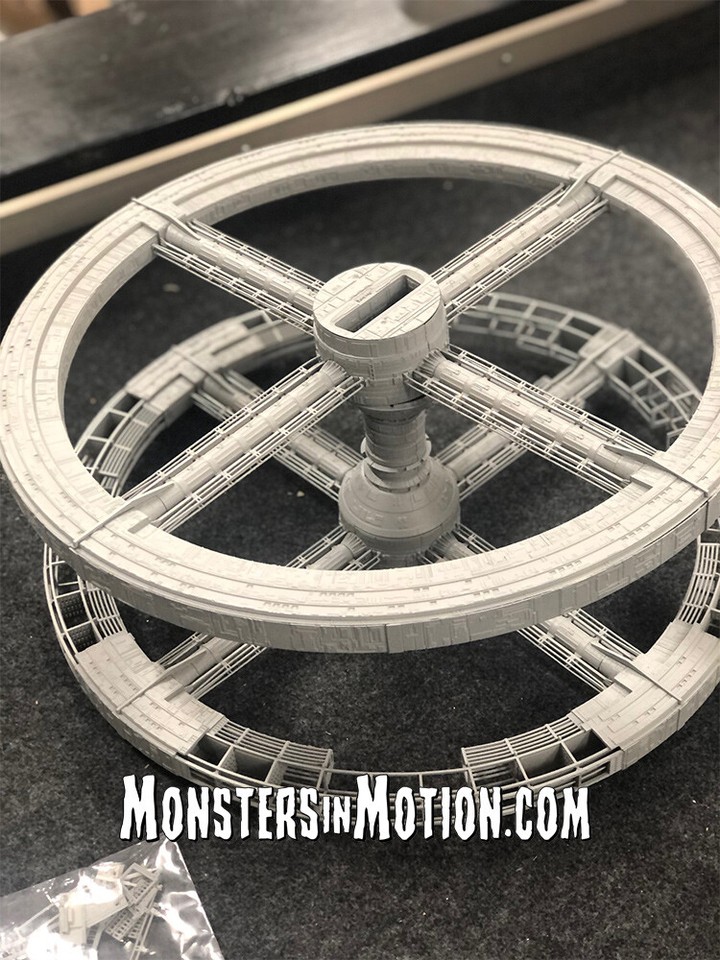 2001: A Space Odyssey Space Station V "Space Wheel" 1/2600 Model Kit ...