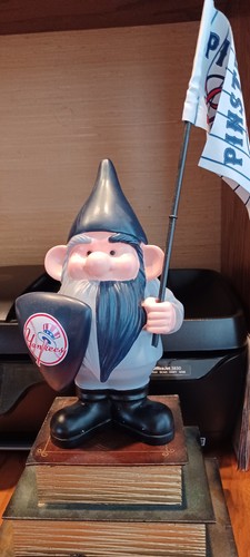 New NY Yankees Gnome with Flag Pinstripe Pride MLB Garden Statue | eBay