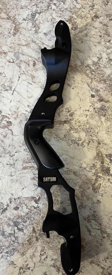 Hoyt Satori 19" Riser RH Hoyt Satori medium limbs 40lbs New In Open Box ...