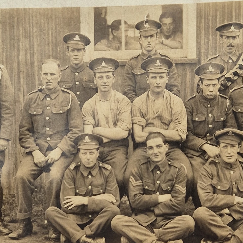 WW1 REAL PHOTOGRAPHIC POSTCARD OF GROUP MILITARY SOLDIERS /GROUP PHOTO ...