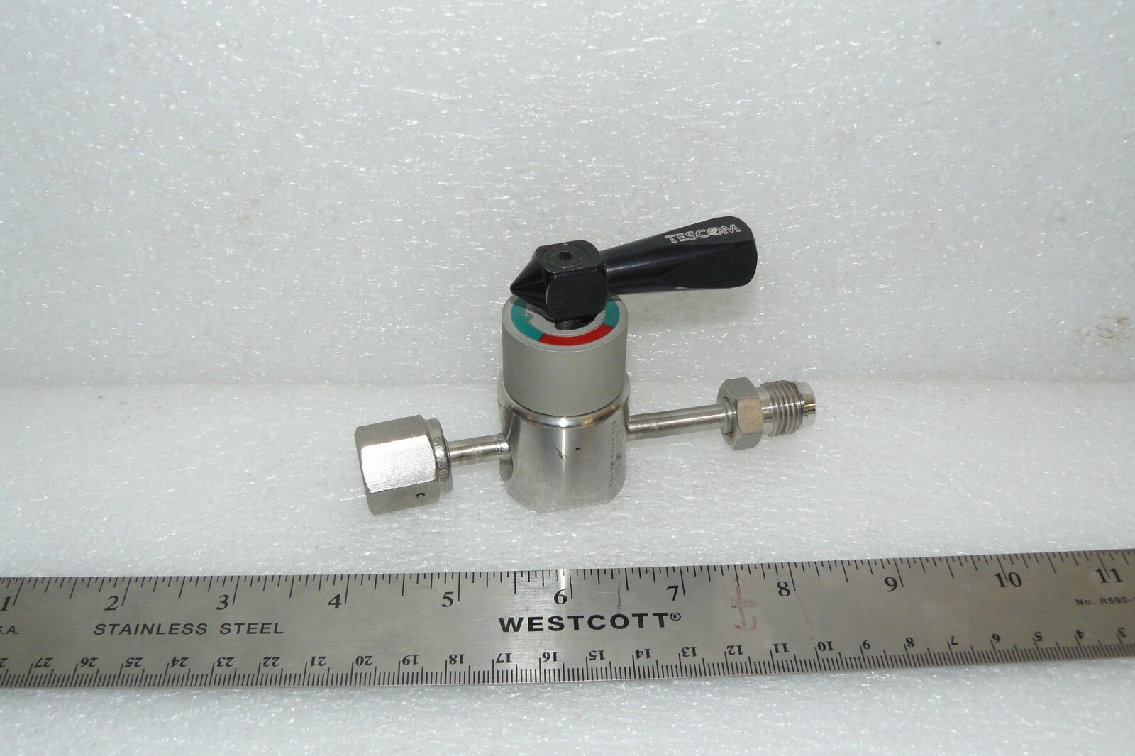 TESCOM 14-12AA0B0Z REGULATOR 3500 PSI MAX INLET 1/4" VCR FITTING MALE ...