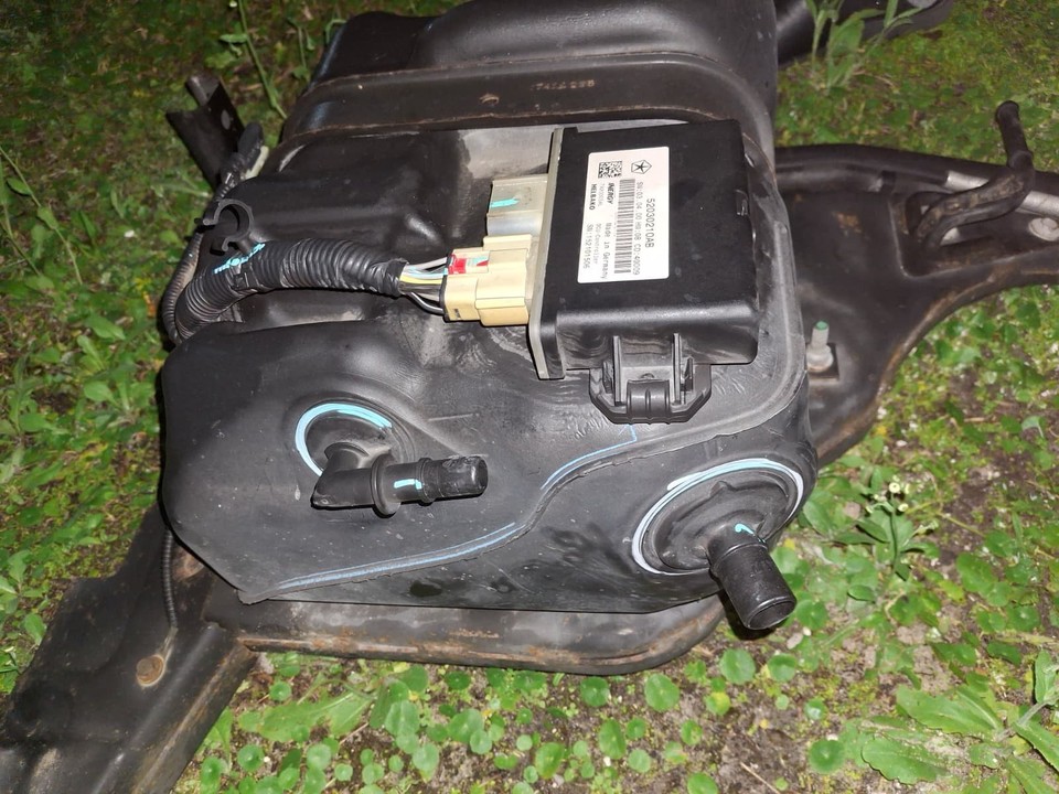 Ram 2500 3500 6.7l Cummins Diesel DEF Tank Reservoir w/Sensor 2016-2018 ...