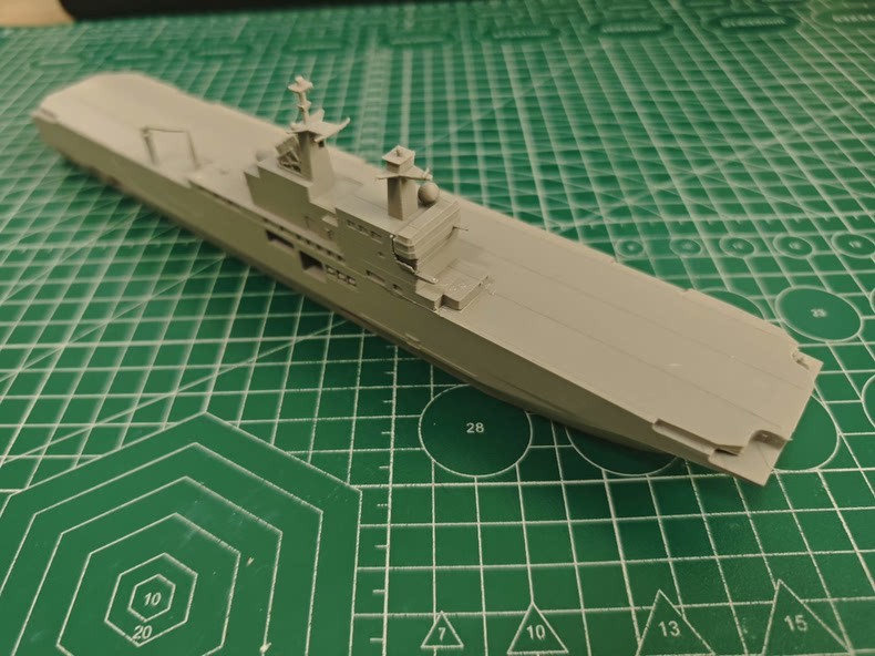1/700 France Mistral-class amphibious assault ship Unpainted /Waterline ...
