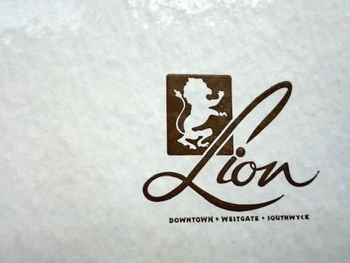 VINTAGE HANDKERCHIEF BOX LION DEPARTMENT STORE WESTGATE SOUTHWYCK ...