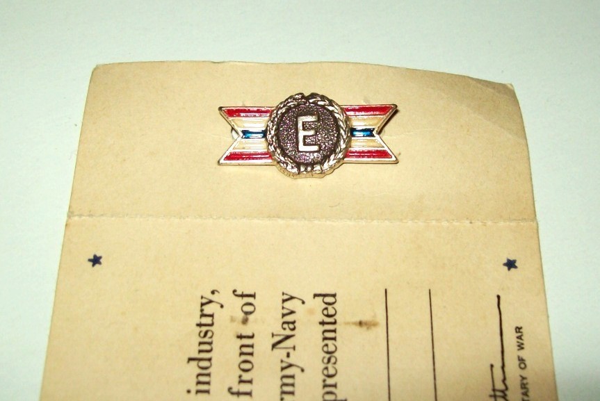 ORIGINAL SMALL WW2 ARMY NAVY "E" PRODUCTION AWARD PIN ON CARD, WITH ...