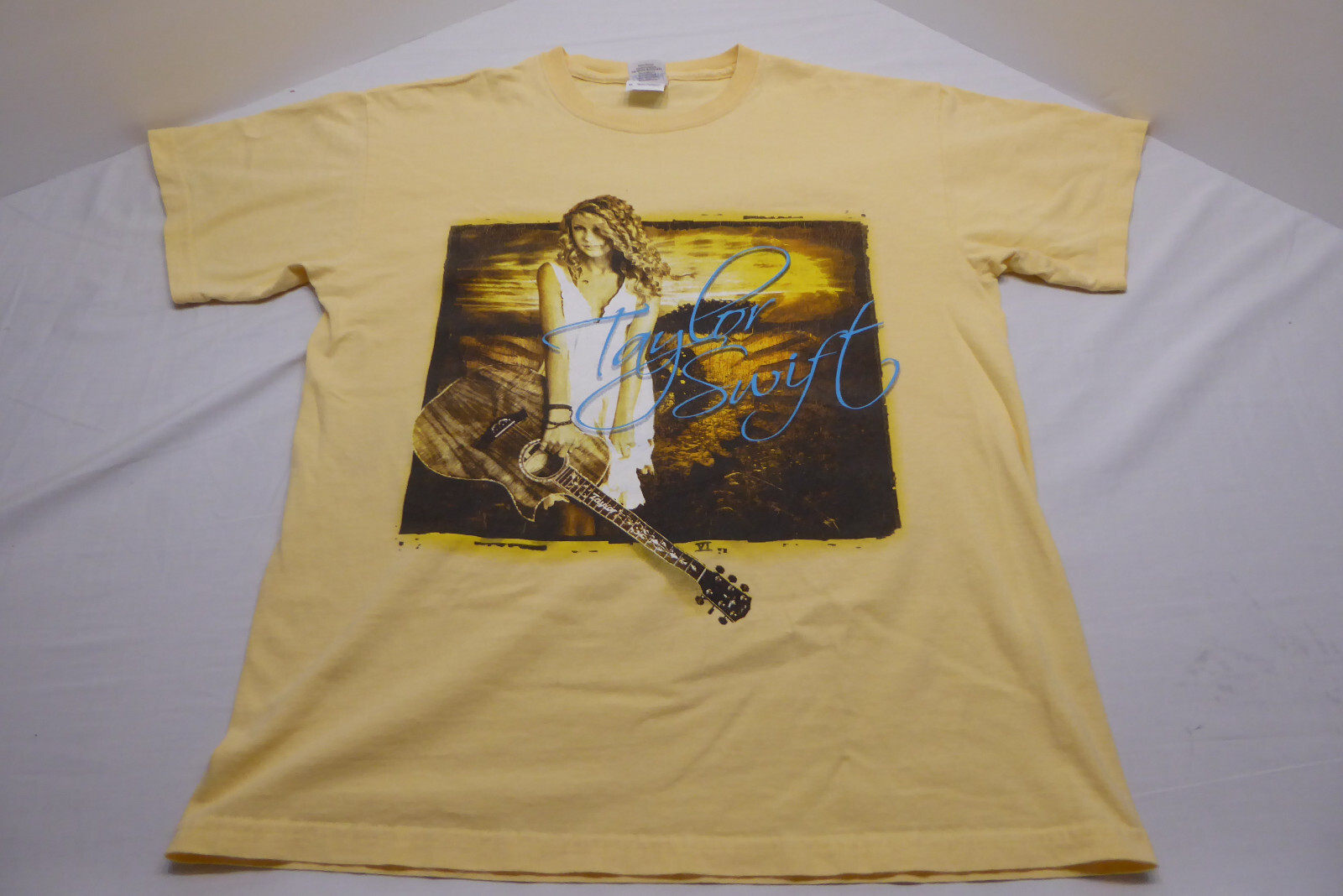 Taylor Swift Debut Album Tour Shirt (Size Medium) - Gem