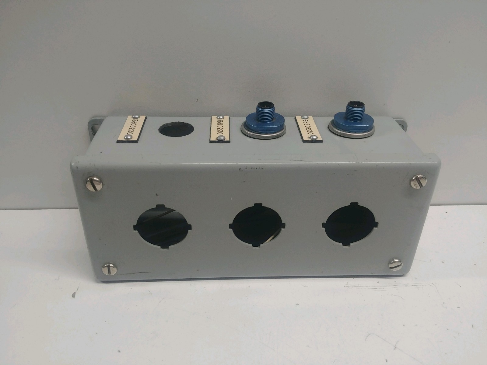 GUARANTEED! HOFFMAN PREWIRED 3-HOLE PUSHBUTTON STATION E3PB | eBay