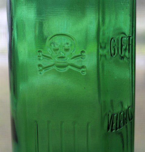 Skull & Crossbones embossed emerald green glass POISON GIFT VELANO ...