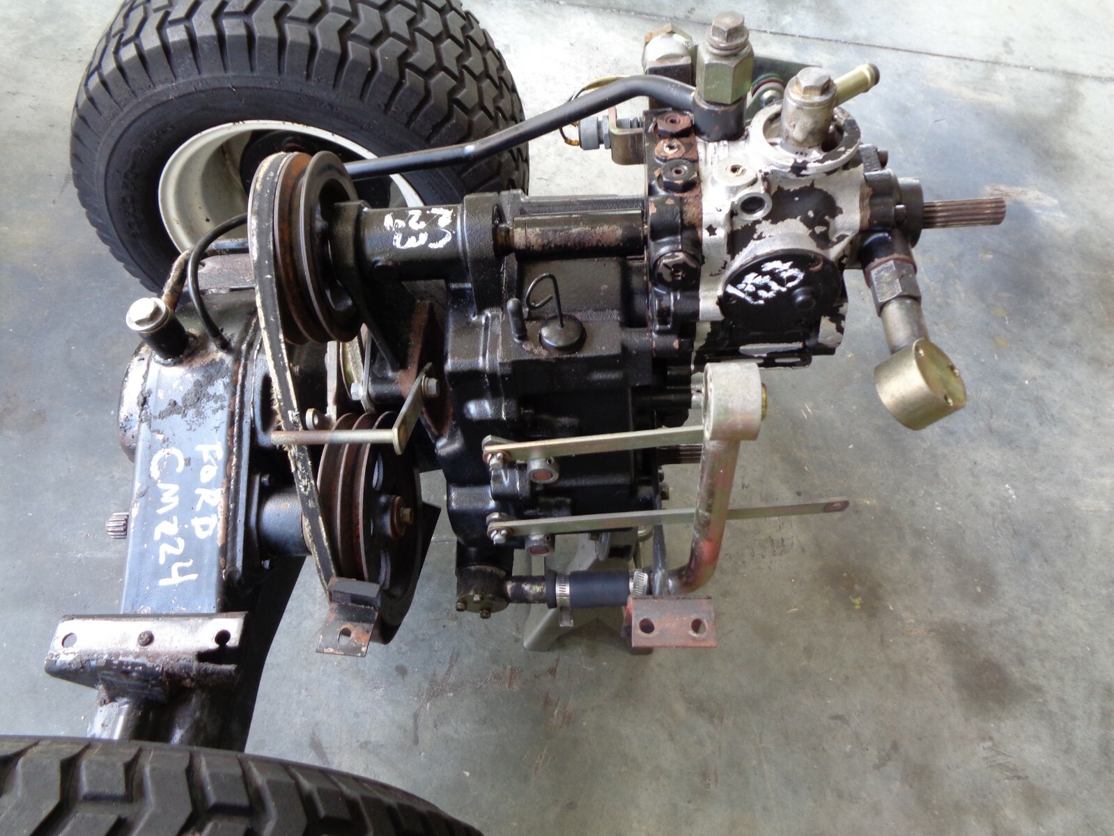 FORD CM224.......FRONT AXLE COMPLETE WITH TRANSMISSION. GOOD TAKE OUT ...
