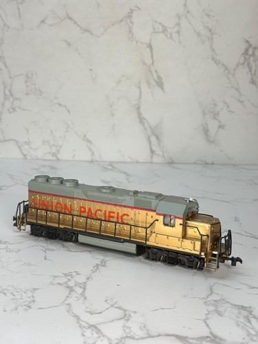 Bachmann HO Gauge Union Pacific GP 40 Gold Colored Engine | eBay