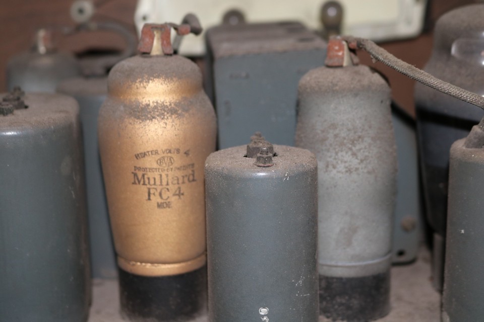Art Deco Defiant? vintage wooden cased valve tube radio receiver ...