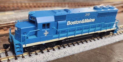 NEW N scale Atlas Master BOSTON & MAINE GP 40-2 #310 Loksound DC/DCC B ...