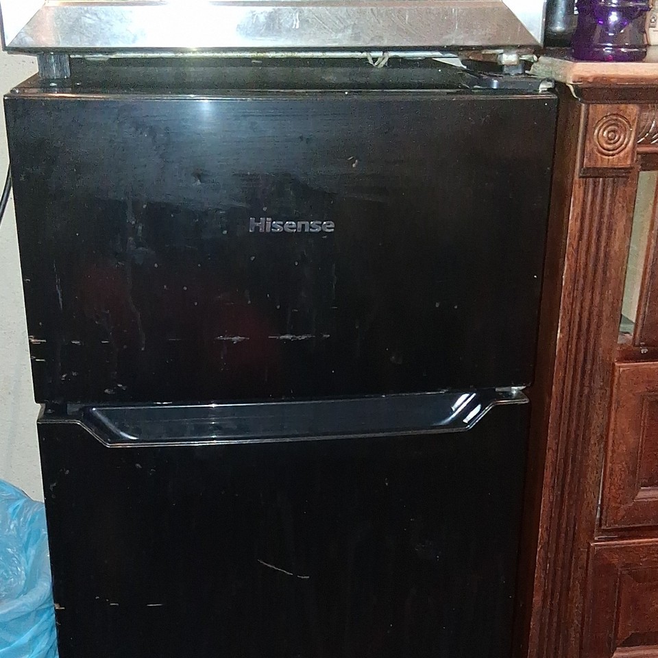 Hisense Black Compact Mini Fridge, Freezer Compartment, Adjustable ...