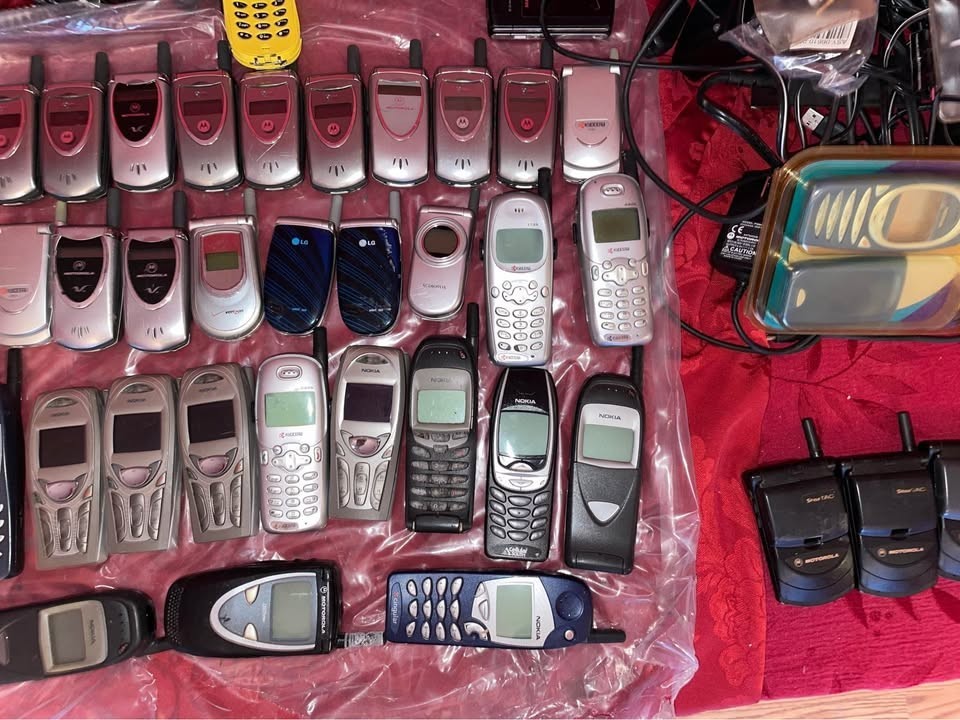 lot of 80 vintage cell phones, including StarTac, Nokia, Nextel, etc ...
