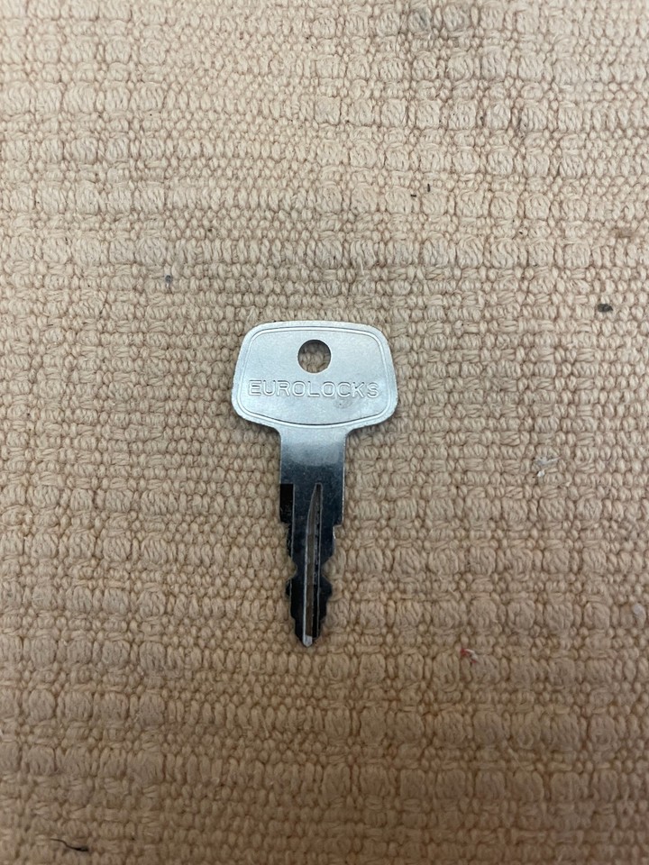 Yakima RailGrab Roof Rack Raised Side Rail RoundBar Towers + Locks Key ...