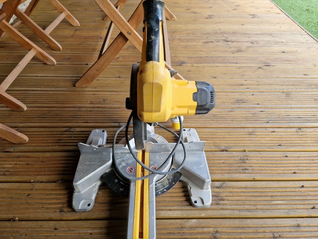 DeWalt DWS773 Recon 230V 1300W 216mm Single Bevel Compound Crosscut ...