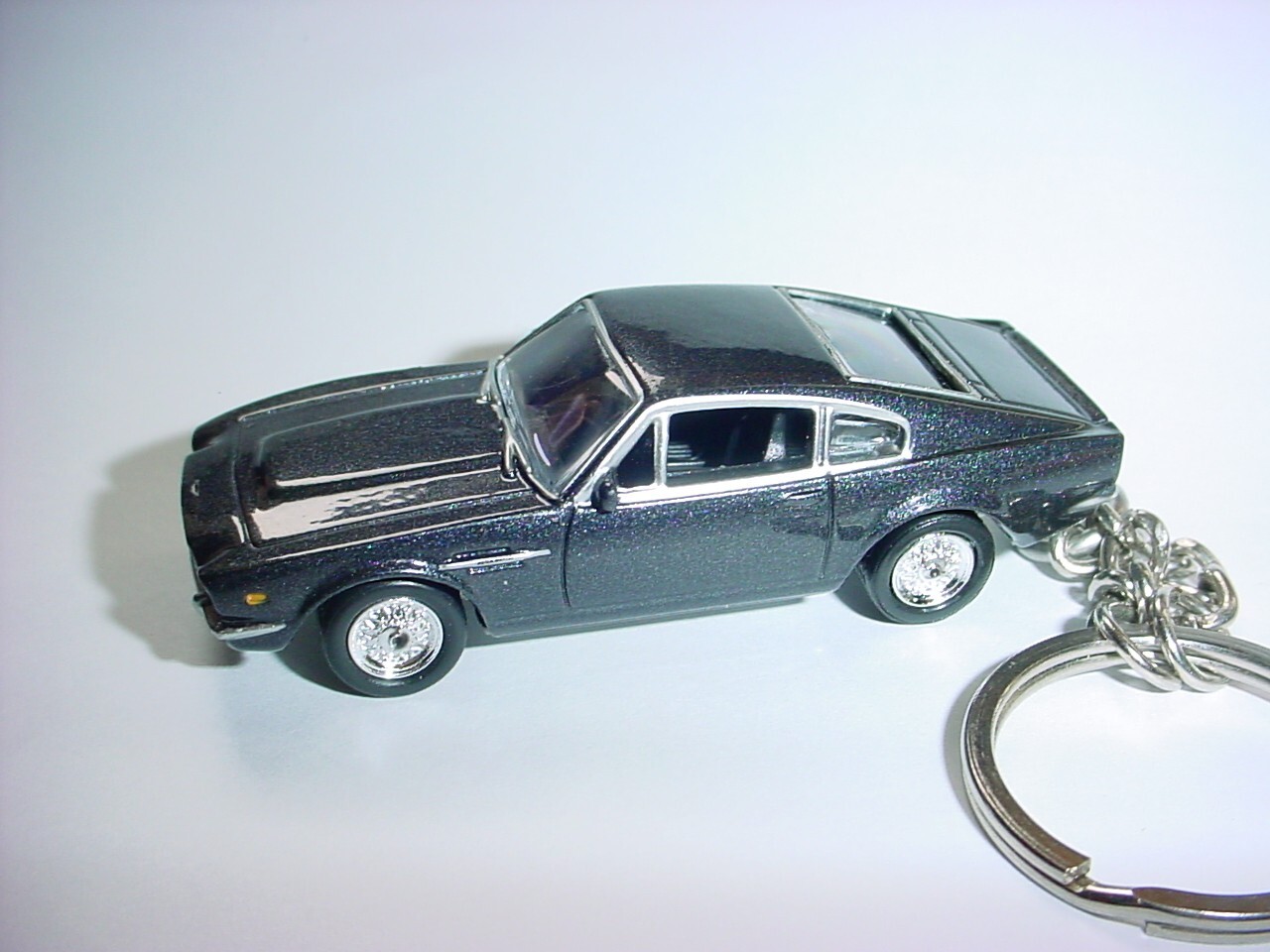 HOT 3D 1987 ASTON MARTIN V8 CUSTOM KEYCHAIN key keyring JAMES BOND 007 ...