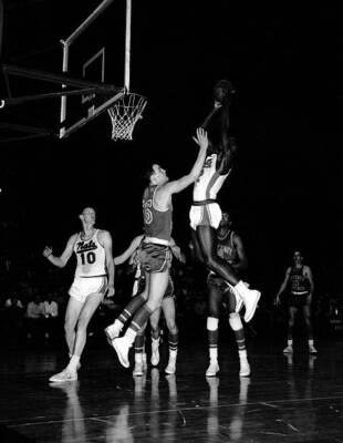 Joe Roberts Of The Syracuse Nationals Shoots 1960S Old Basketball Photo ...