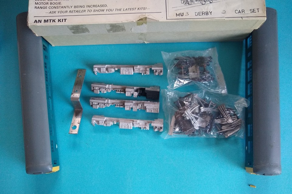 Boxed Modern Traction Kits Tin & White Metal OO Gauge BR 2 Car DMU Set ...