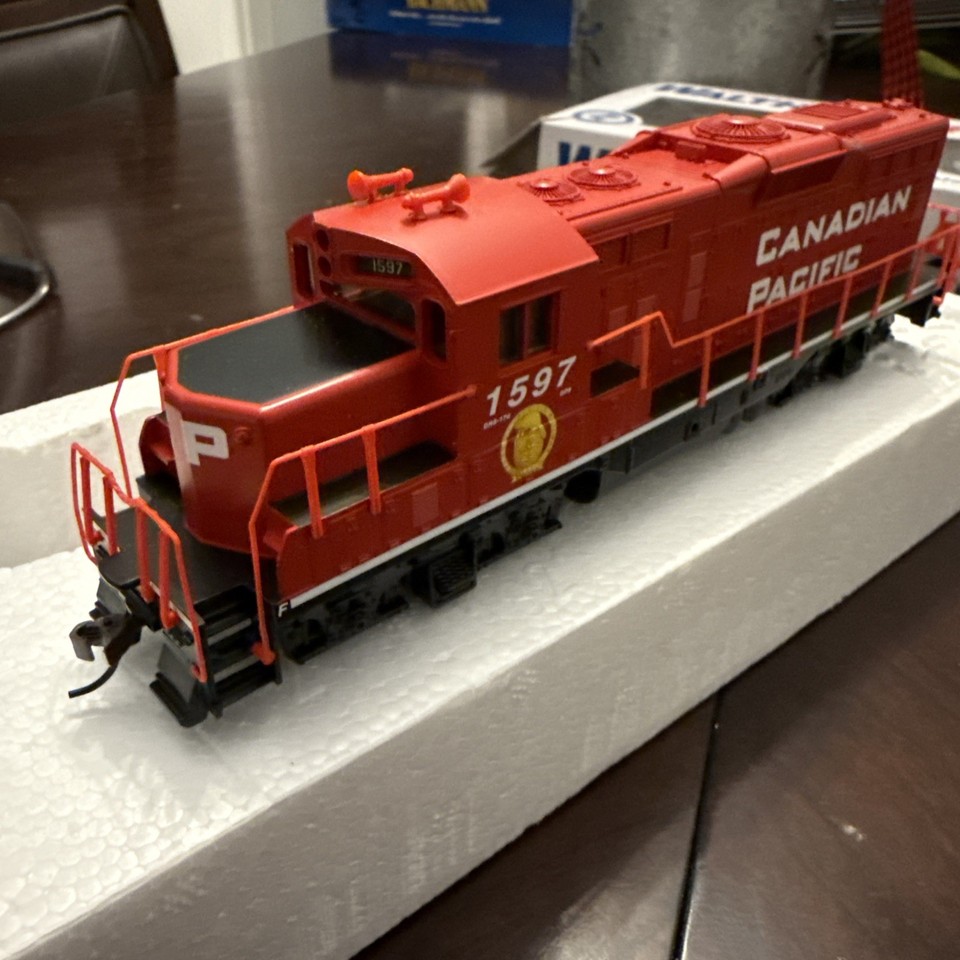 WALTHERS TRAINLINE HO CANADIAN PACIFIC GP9M LOCOMOTIVE #1597 ITEM #931 ...