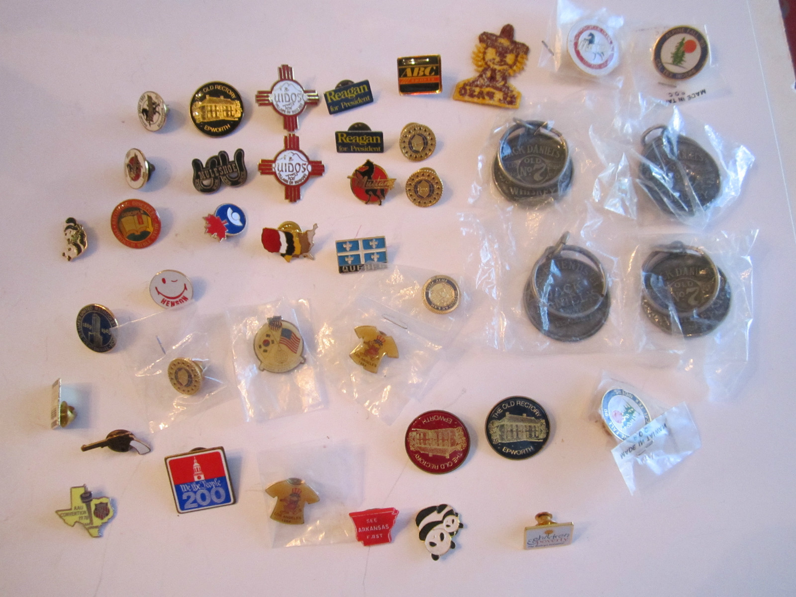 LOT OF 39 VTG. PINBACKS & LAPEL PINS - 4 JACK DANIELS KEYRINGS & MORE ...