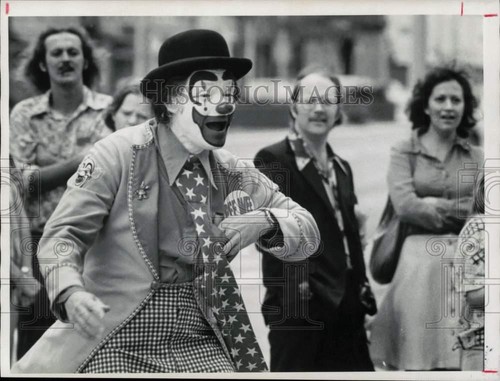 1977 Press Photo Pee Wee the clown helping to raise money for Easter ...