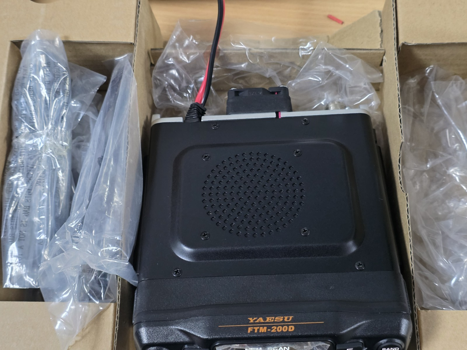 Yeasu FTM 200 boxed, A1 condition plastic still on screen like it left ...