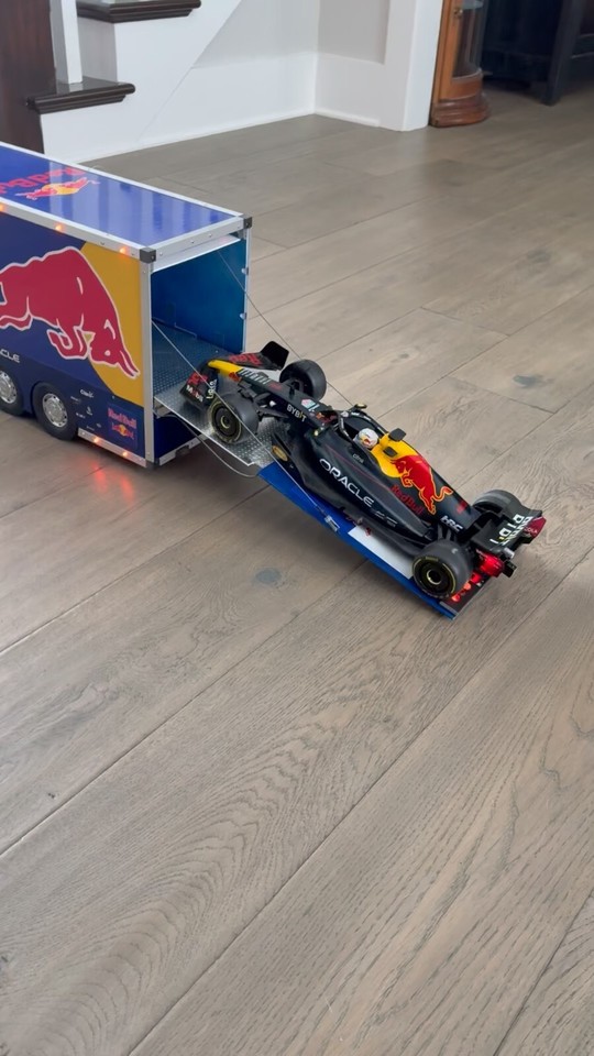 Tamiya Red Bull Racing Tractor Trailer with two Red Bull F1 cars | eBay