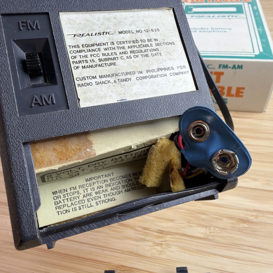 Vintage Radio Shack Realistic Pocket Portable Radio FM/AM Model 12-635A ...