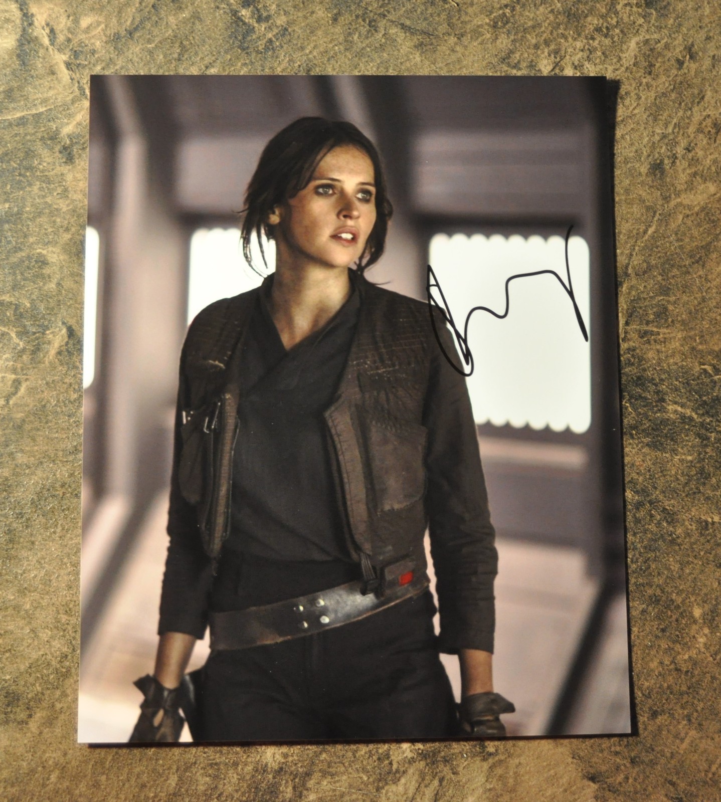 FELICITY JONES ~ ORIGINAL HAND SIGNED / AUTOGRAPHED 8x10 PHOTO w/COA ...