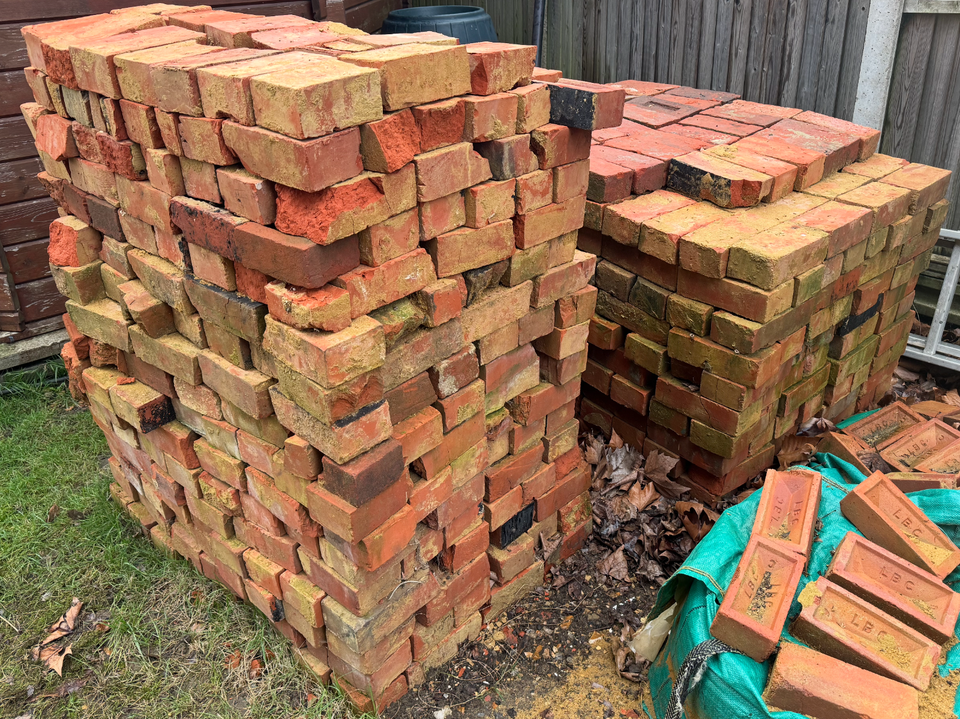 1000 Victorian "red rubber" bricks complete plus several hundred ...