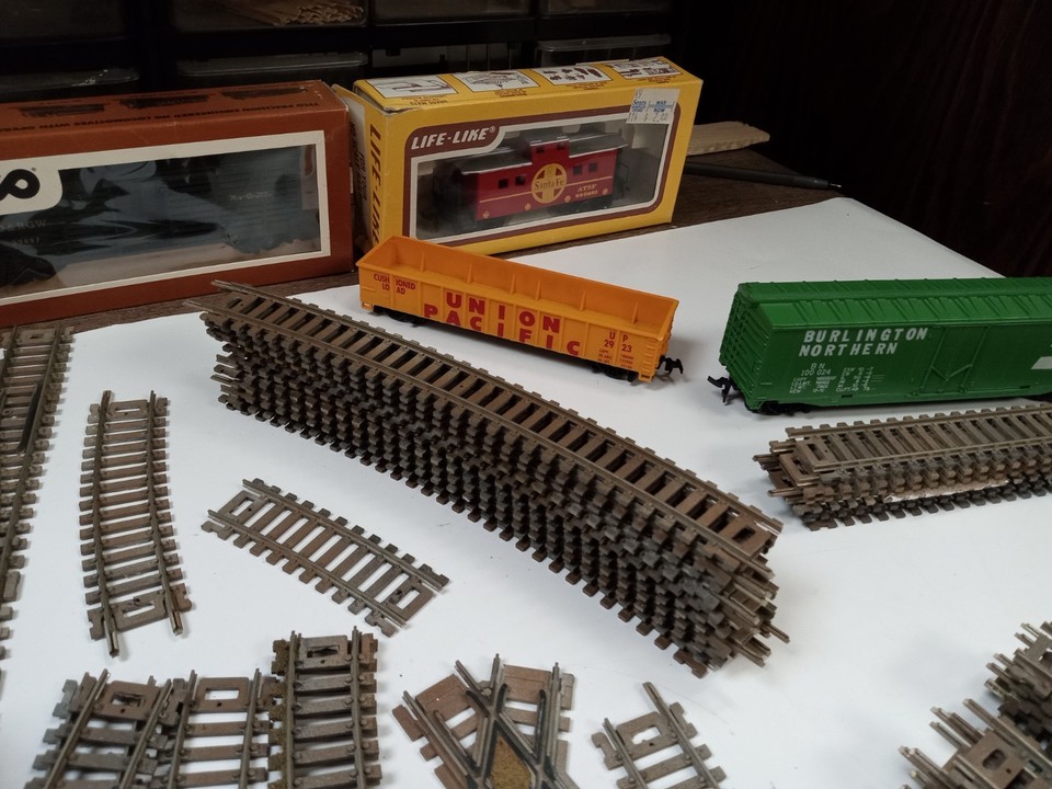 HUGE LOT HO SCALE TRAINS SET,80 TRACKS about ,2 DIESEL ENGINS,6 TRAIN ...