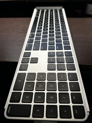 Apple A2520 Magic Keyboard US Silicone Touch ID Used Good condition ...