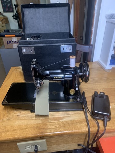 Singer 221-1 Featherweight with Case & Key. Excellent condition S/R ...